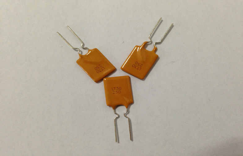 Dip 30V 2.5A PPTC Resettable Fuse , Polyswitch PTC Devices For Over ...